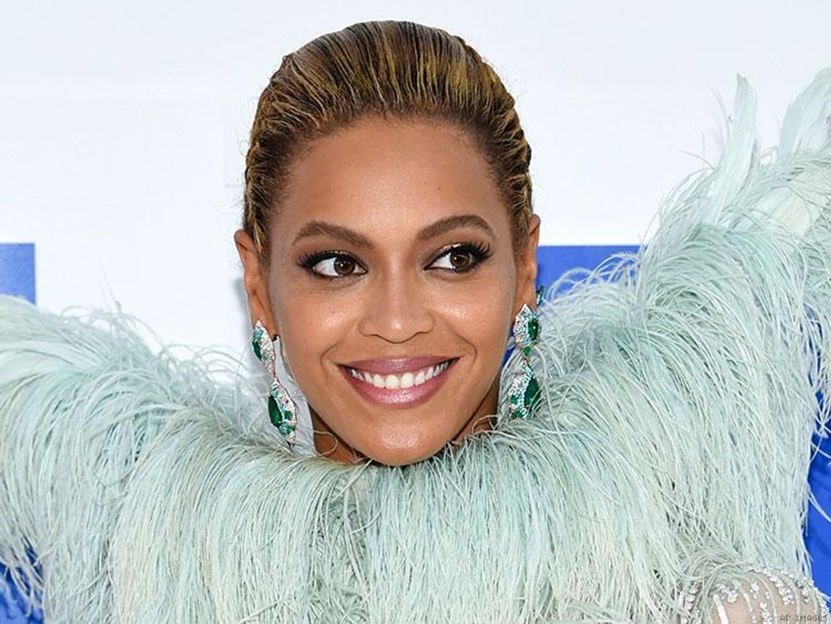 The Funniest LGBT Twitter Reactions to Beyoncé at the CMAs