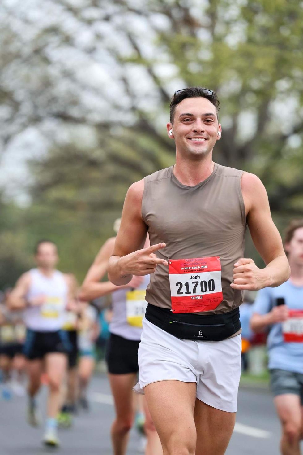 Fit Democratic D.C. Hill staffer puts ICE recruits to shame | Advocate.com