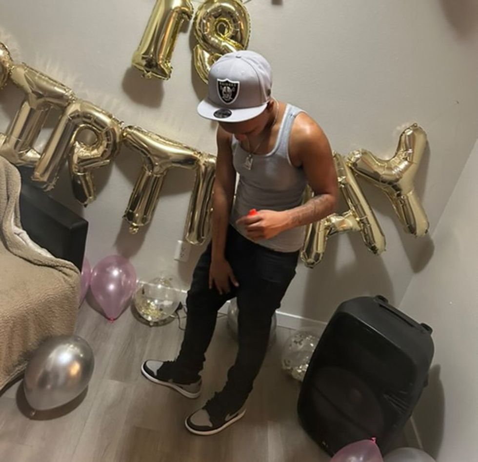 Cops confront lesbian in AZ Walmart bathroom over masculine look ...