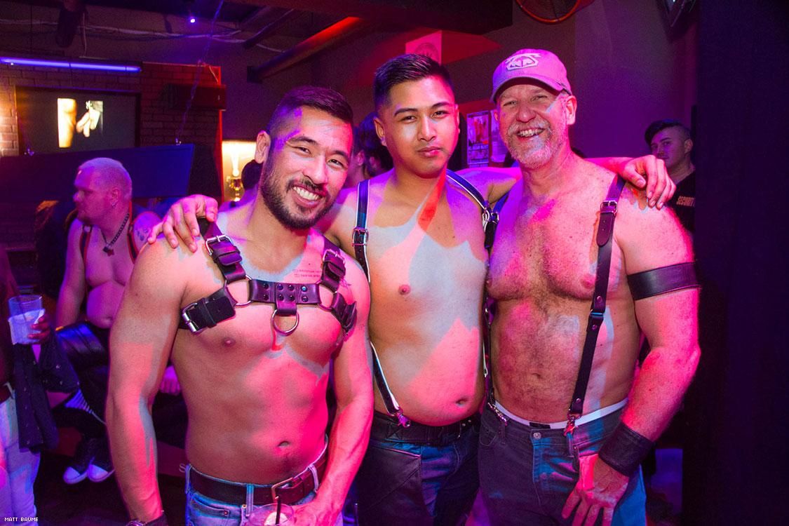 106 Photos of Guys Getting Felt Up in Public (By Choice!)