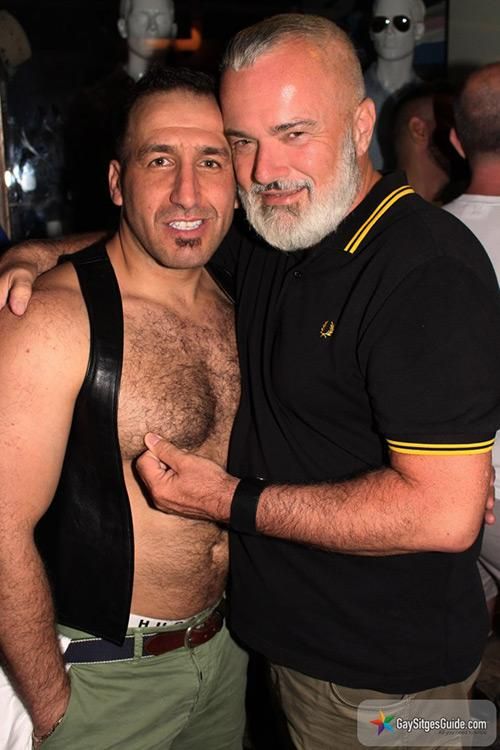 59 Photos of Bears and Admirers in Spanish Paradise