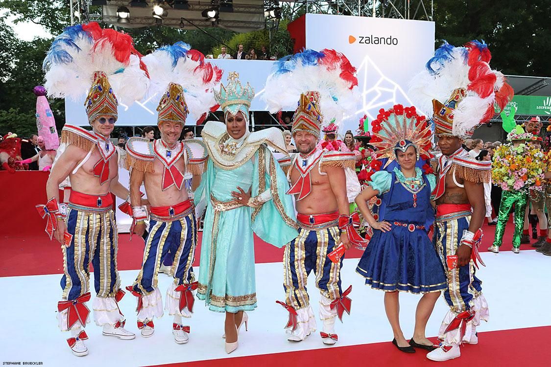 41 Crazy Gorgeous Photos Point You to a Glamorous Life Ball 2019