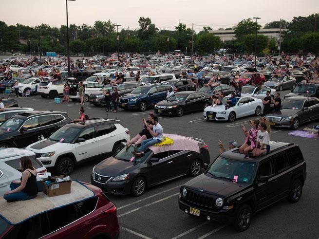 46 Pics of a Drive-In Drag Show